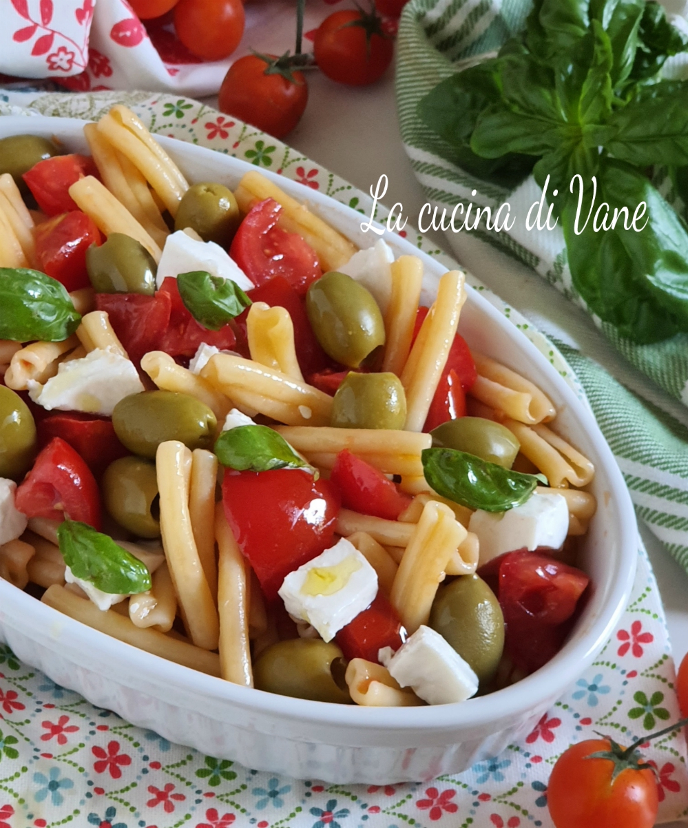 PASTA FREDDA con pomodorini olive e mozzarella, primo piatto estivo