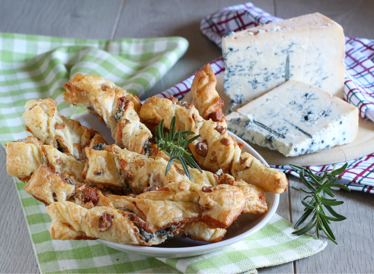 Torcetti al gorgonzola con salame e noci, stuzzichini di pasta sfoglia ...