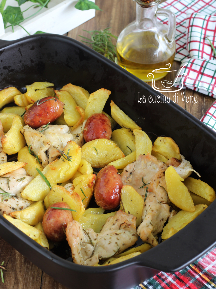 Pollo con patate e salsicce al forno ricetta secondo piatto facile