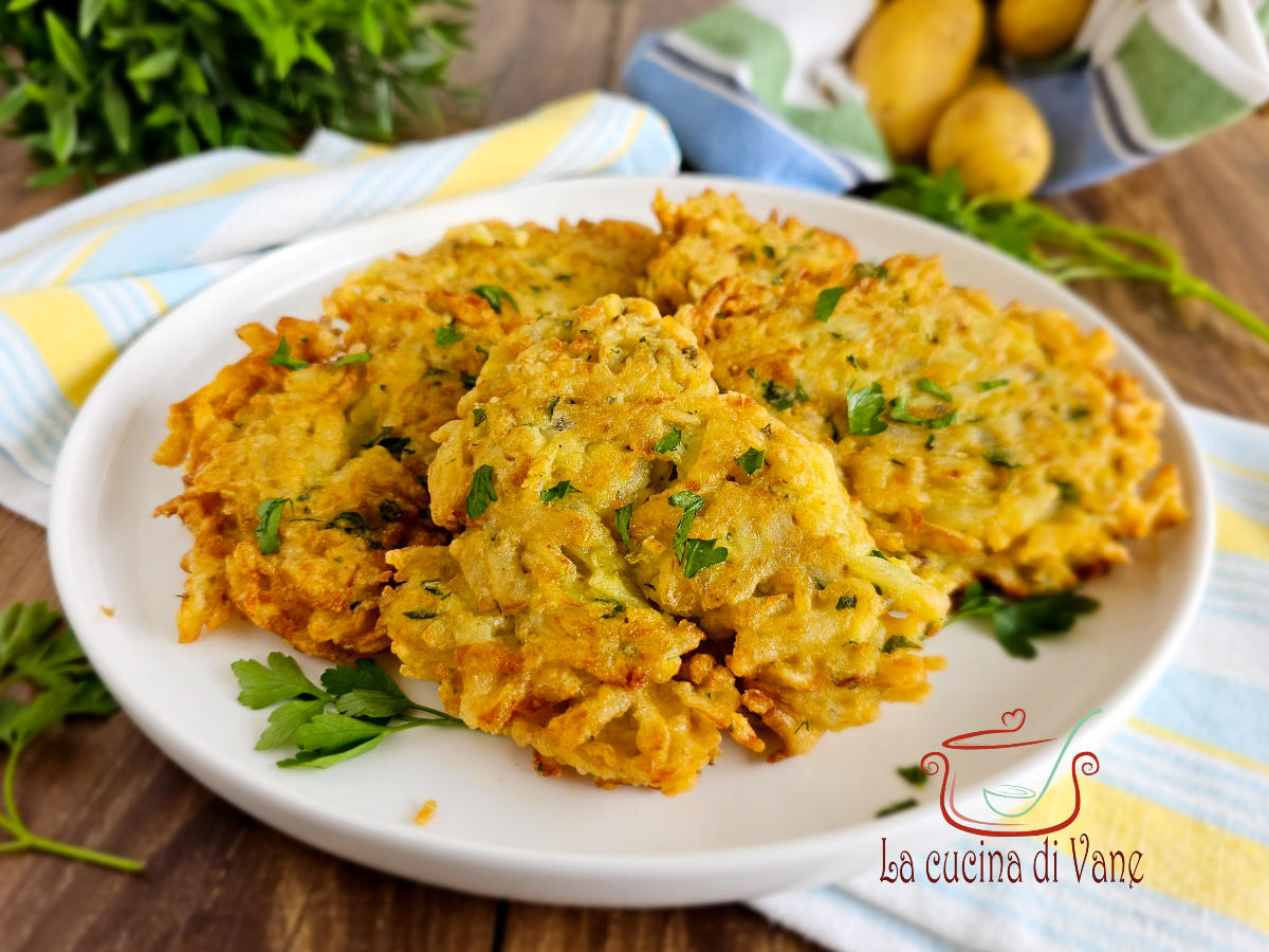Frittelle di patate grattugiate cotte in padella o in friggitrice ad aria