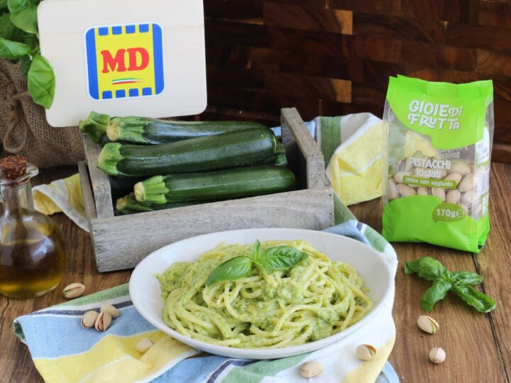 Pasta al pesto di zucchine e pistacchi: ricetta cremosa e veloce