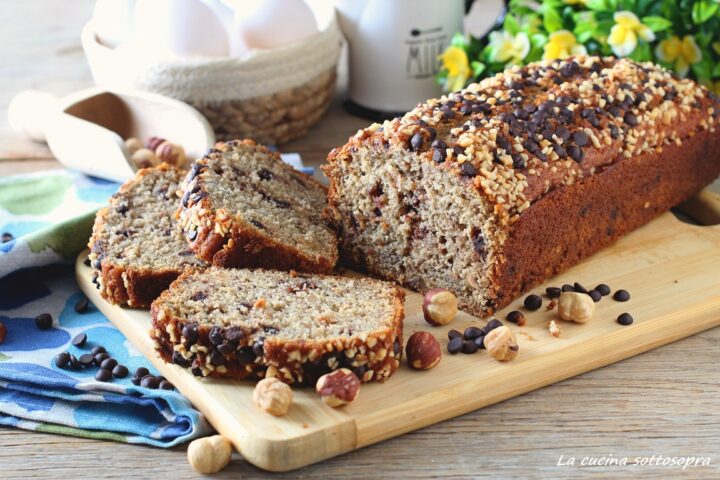 Banana bread - dolce americano con nocciole e gocce di cioccolato