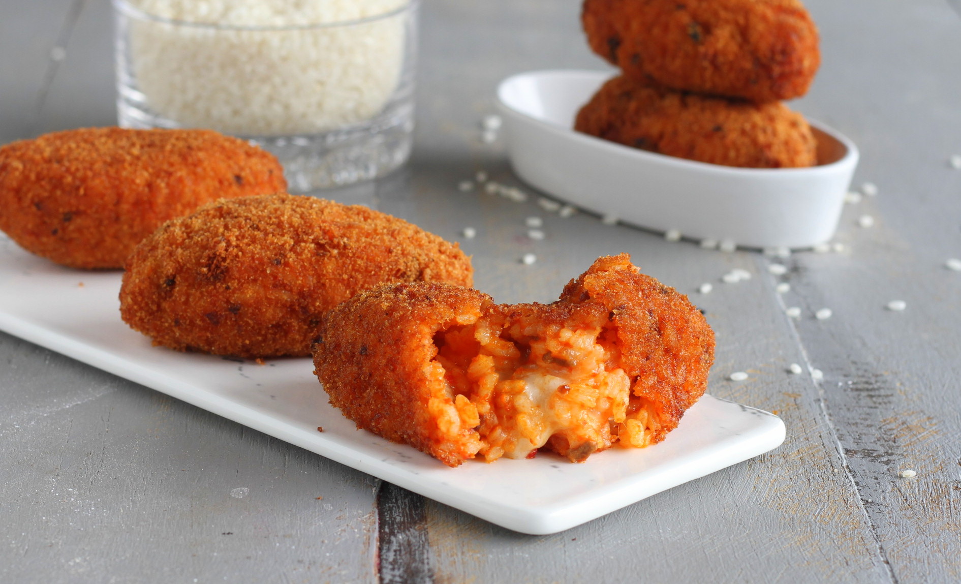 Supplì alla romana ripieni di mozzarella filante e conditi con la passata
