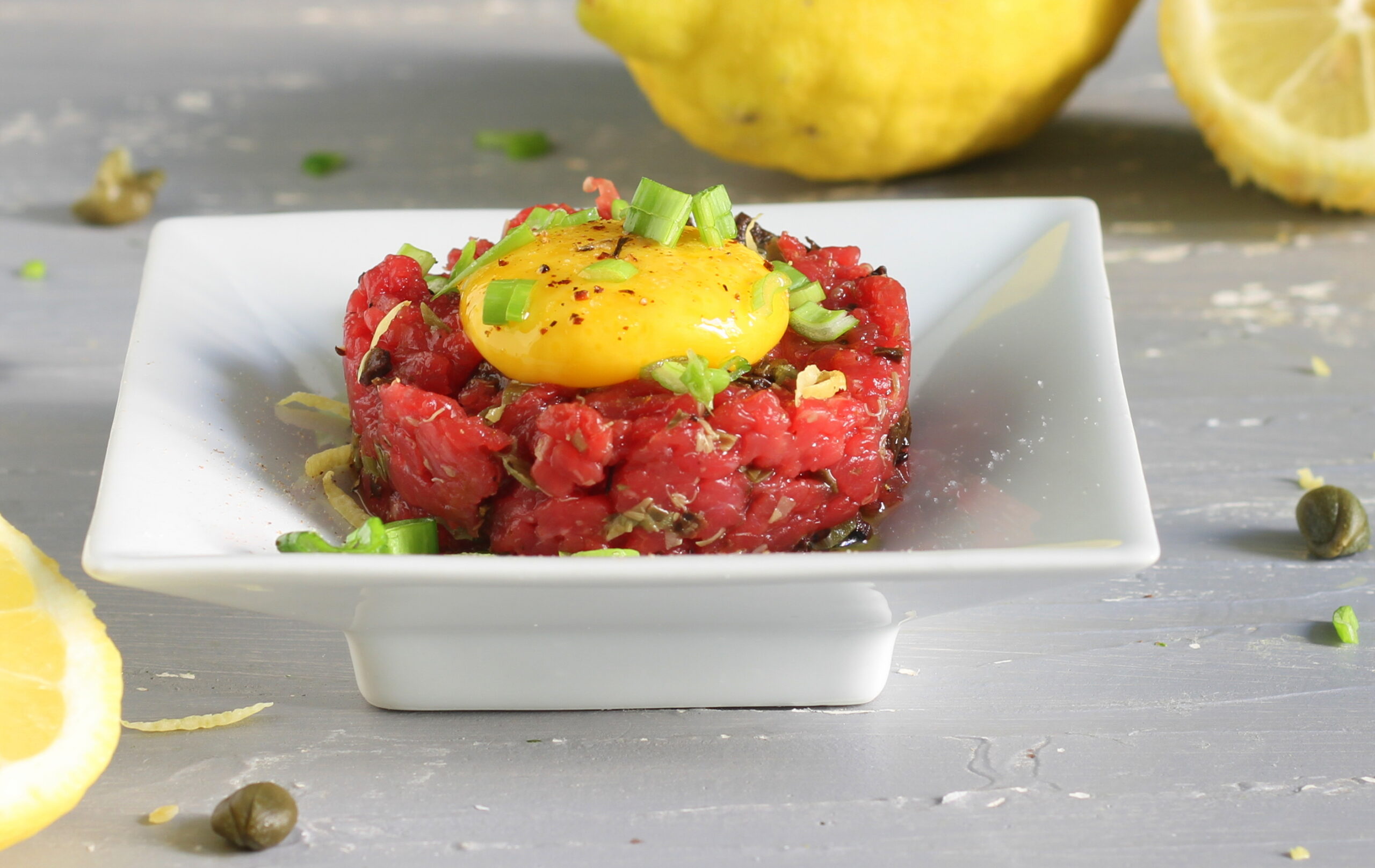 Tartare di manzo con olive e capperi velocissima fresca e deliziosa