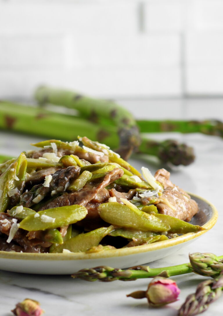 Straccetti di manzo con asparagi e parmigiano facilissimi e veloci