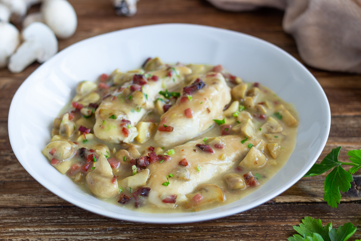 Pollo cremoso con funghi e speck, ricetta velocissima salvacena