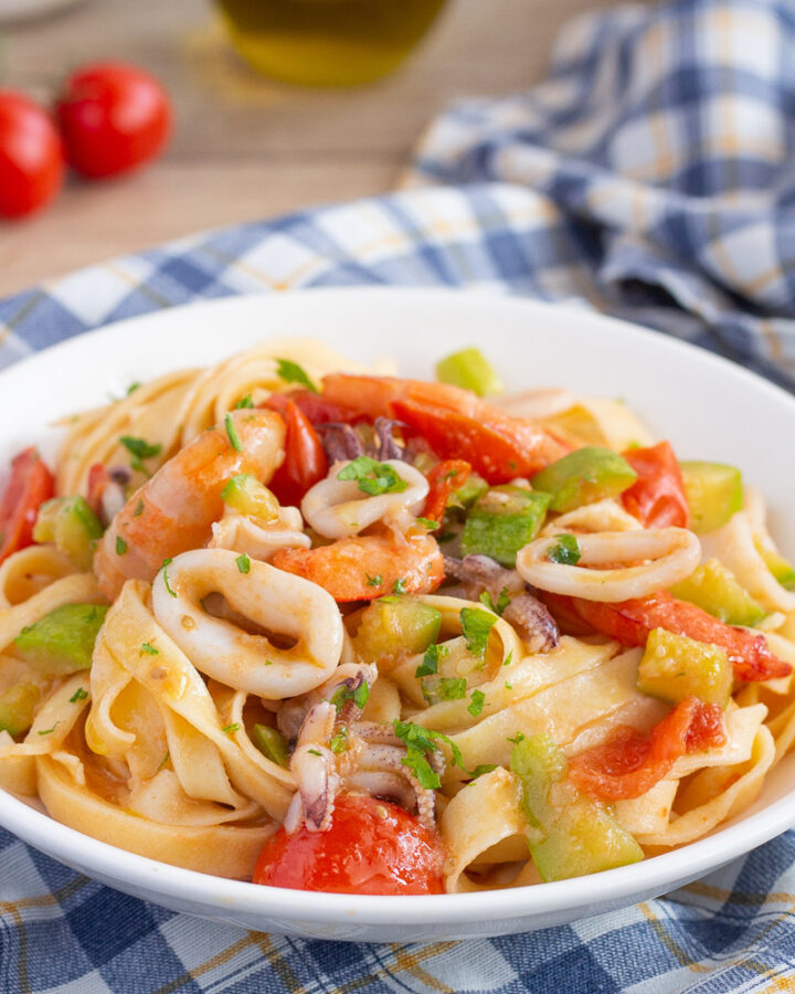 Tagliatelle con gamberi calamari e zucchine