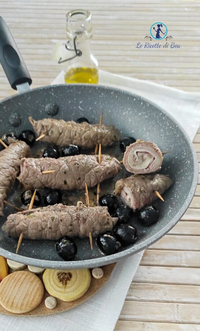 Involtini di vitello con formaggio e olive verdi in padella – Le ...