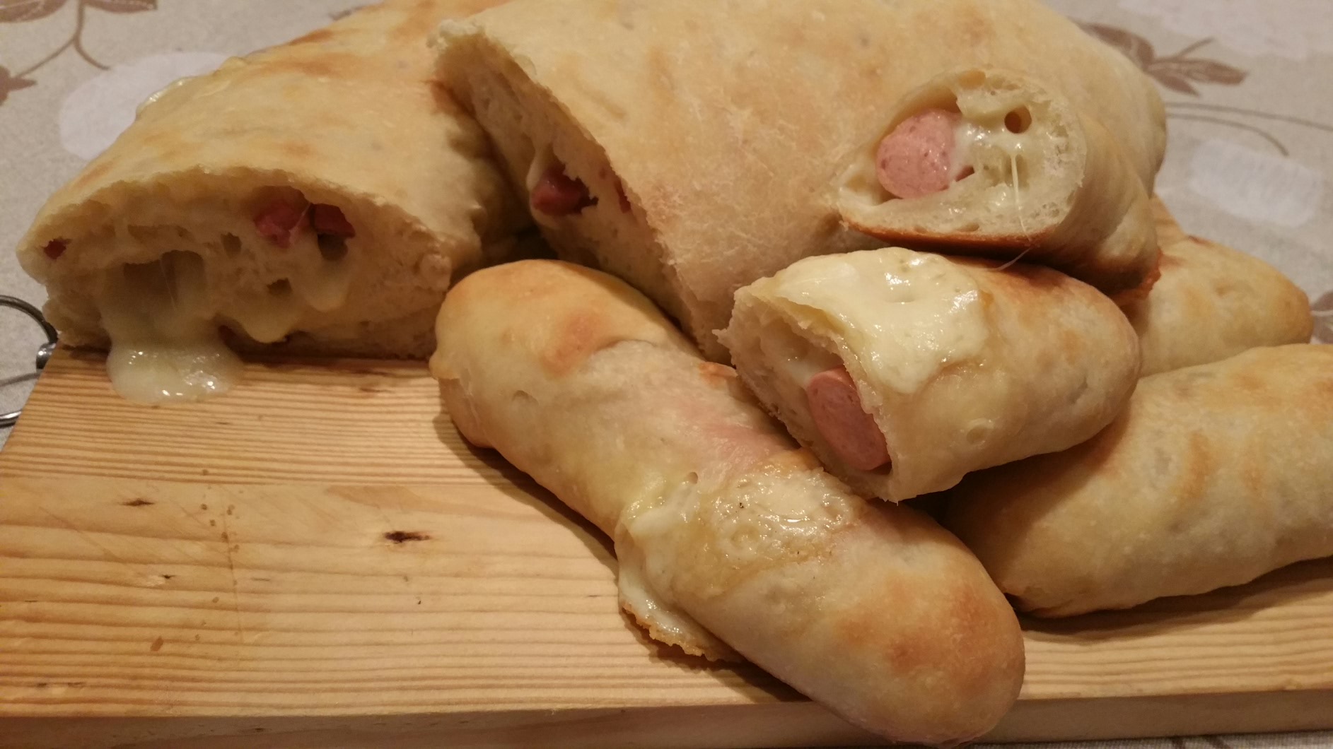 Tronchetto di pizza ripiena di salumi e formaggi | le ricette di esmeralda