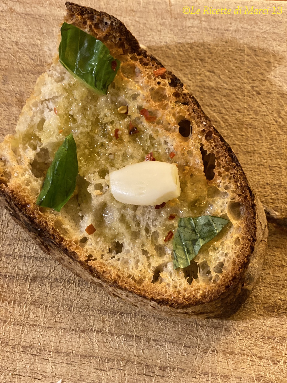 Pane raffermo fragrante in friggitrice ad aria, croccante fuori e ...