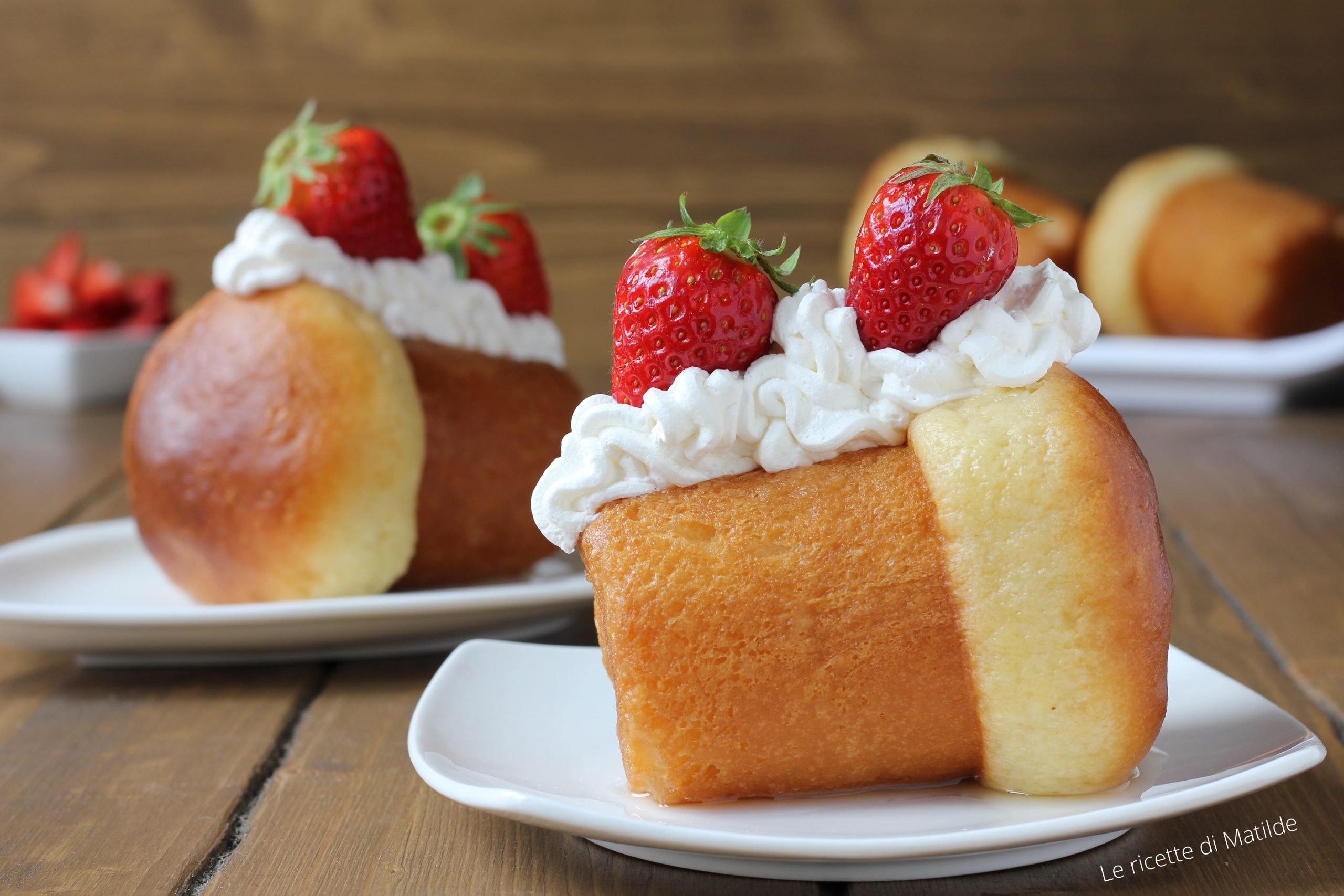 Babà al rum con fragole e panna