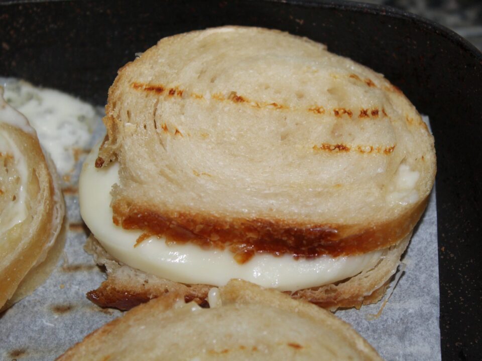 Pane tostato con formaggio » Le Ricette di Paola e Maria