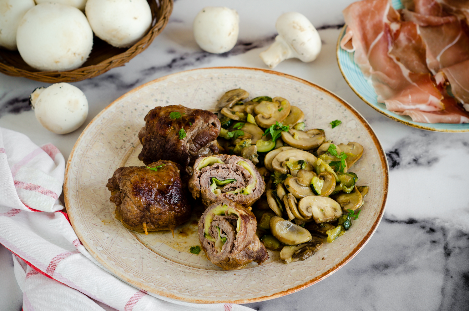 Involtini di carne con zucchine e speck - Le Ricette di Simo e Cicci