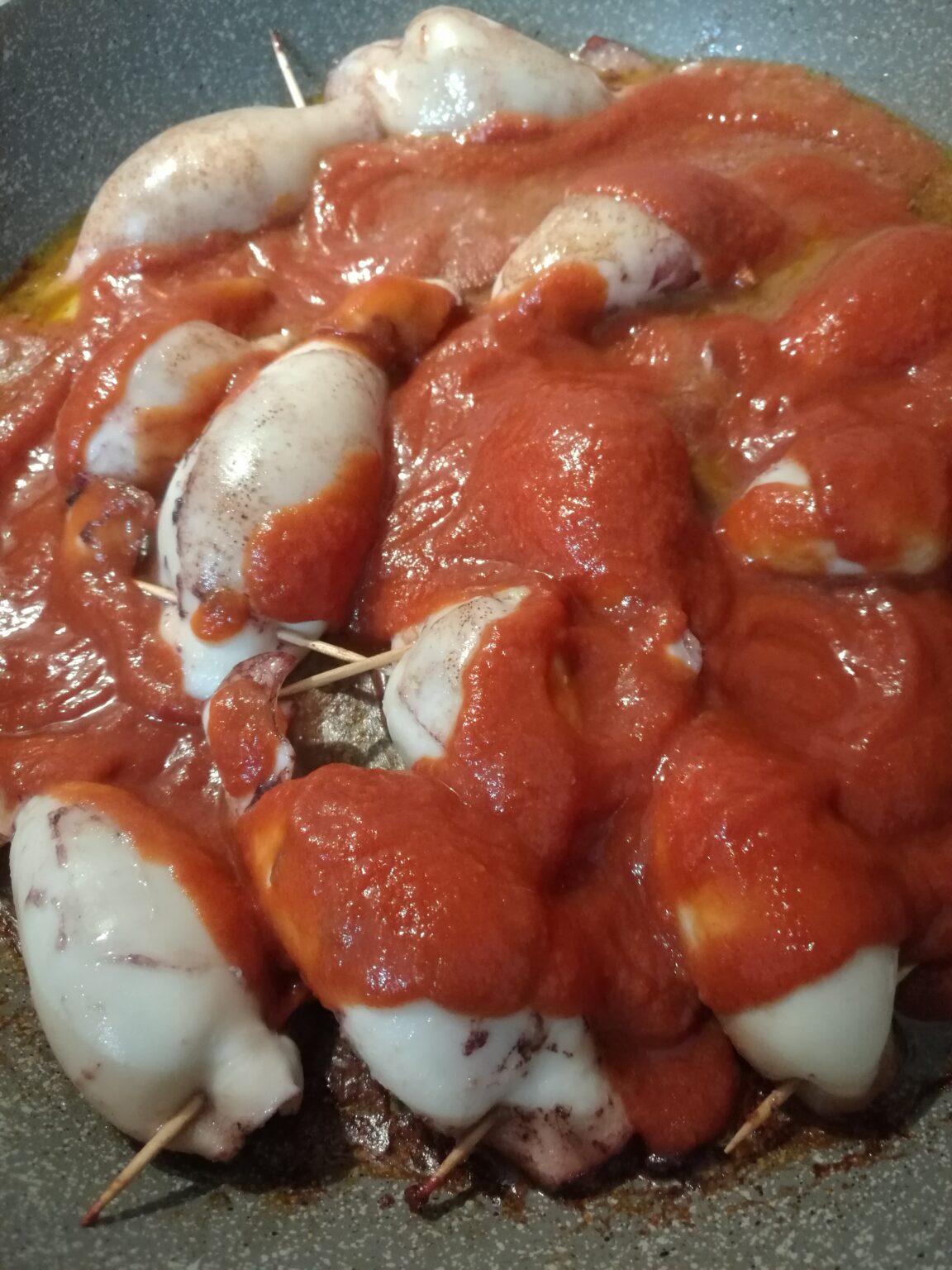 Totani ripieni al sugo, morbidi e buonissimi con pochi ingredienti!