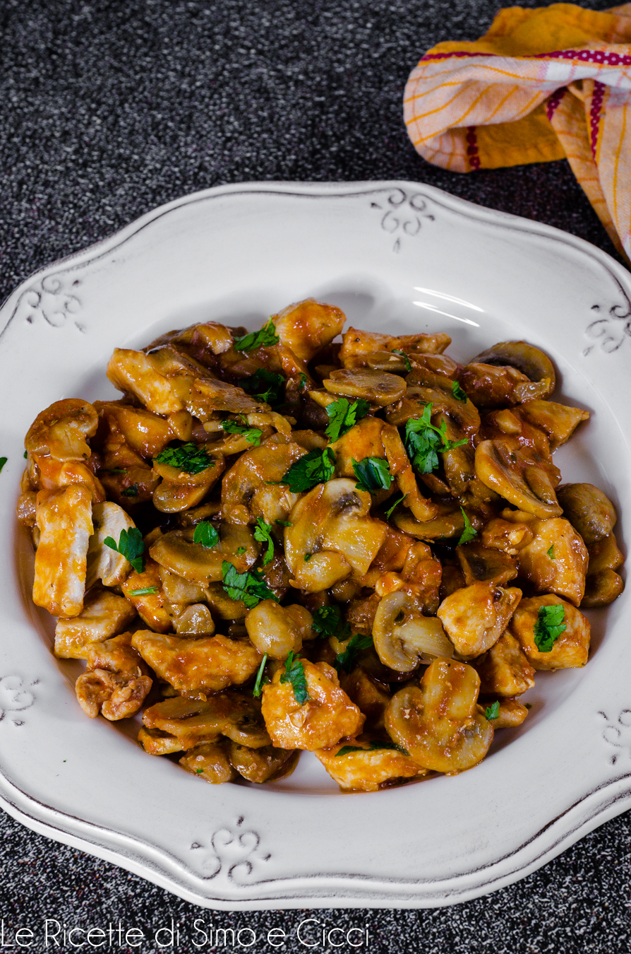 Straccetti di pollo con funghi, ricetta facile, veloce e saporita!