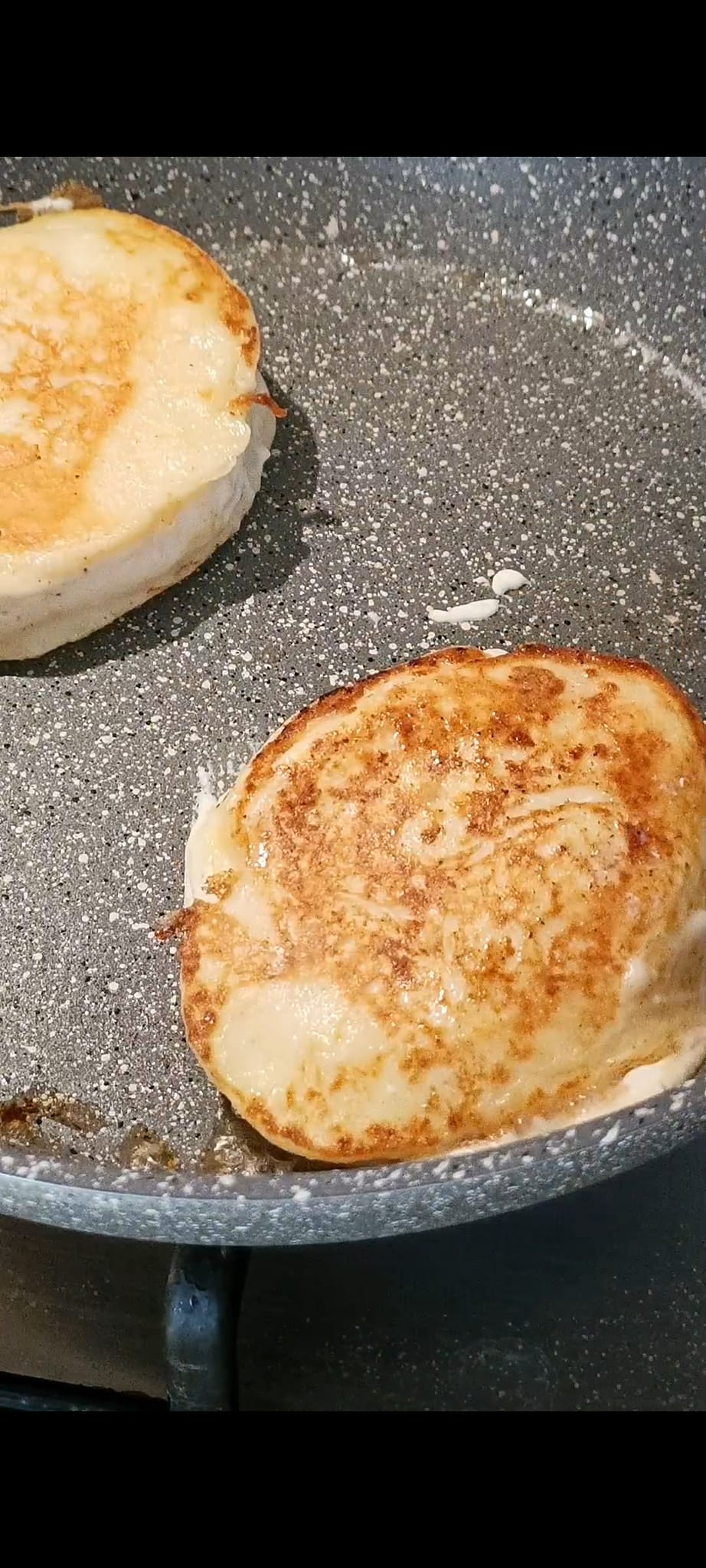 Pancakes mele e yogurt greco senza zucchero, soffici e deliziosi!