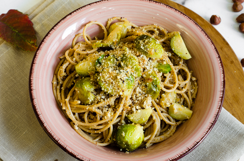 Pasta con cavoletti di Bruxelles nocciole e pane croccante