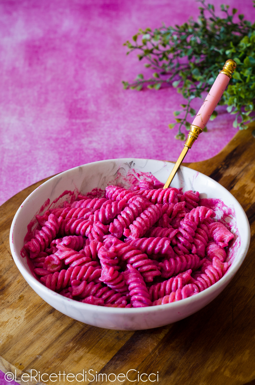 Pasta rosa (Pink Pasta o Pasta Barbie) colorata, cremosa, saporita!