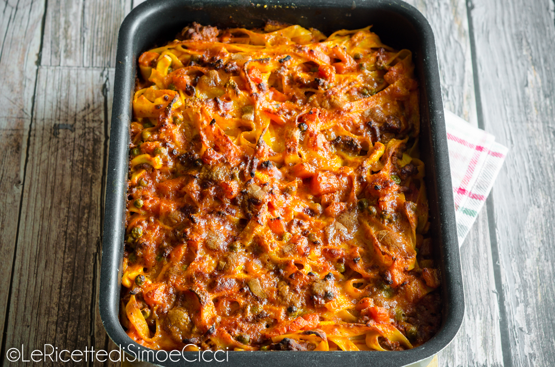 Tagliatelle al forno con ragù e piselli - Le Ricette di Simo e Cicci