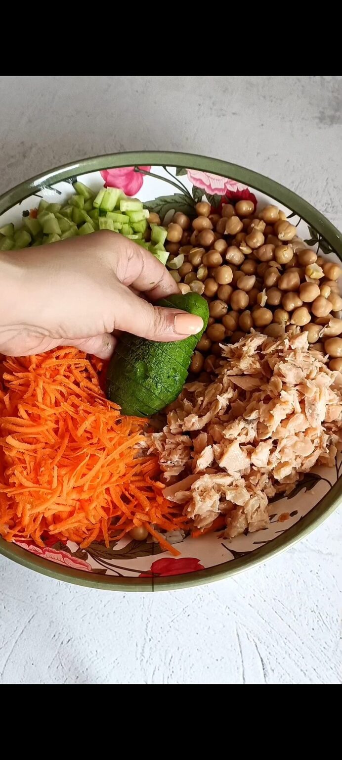 Bowl di riso con ceci, verdure e salmone (Poke bowl) - Le Ricette di ...