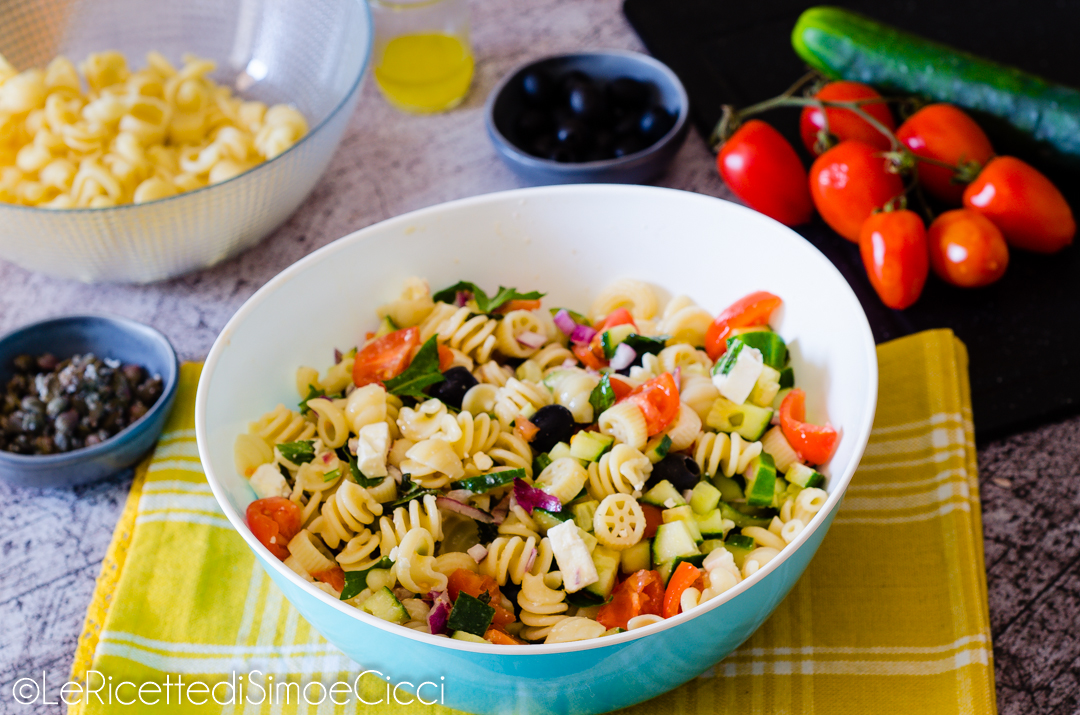 Pasta fredda alla greca con feta e pomodorini perfetta per l'estate ...