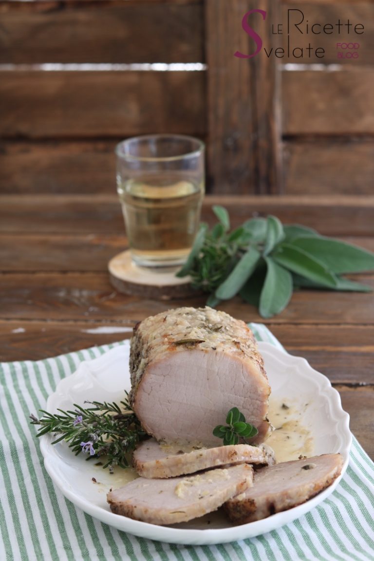 Arista di maiale al vino bianco con erbe aromatiche cotta al forno