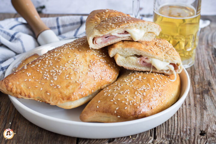 PANZEROTTI AL FORNO Calzoni morbidi ripieni di prosciutto e formaggio