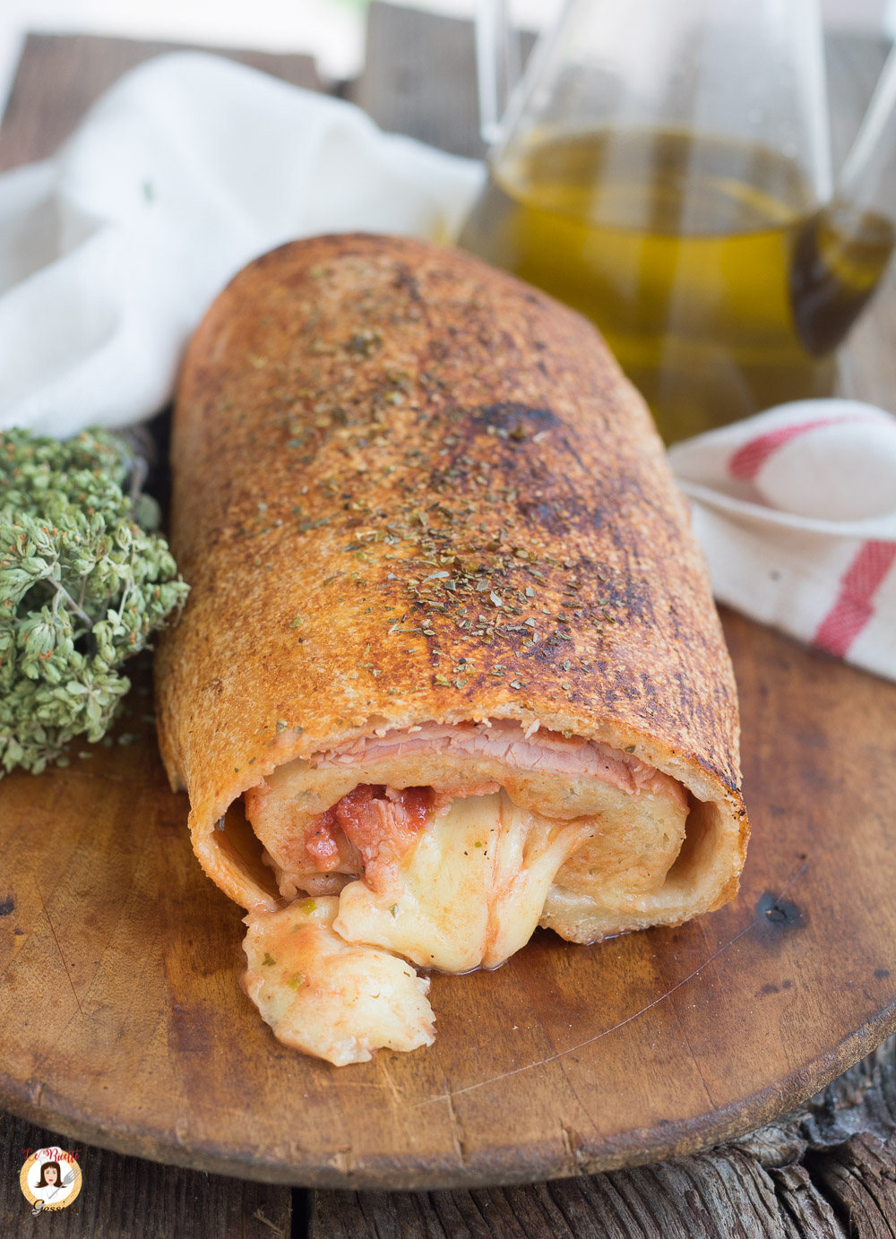 ROTOLO PIZZA CON PROSCIUTTO E FORMAGGIO - arrotolata