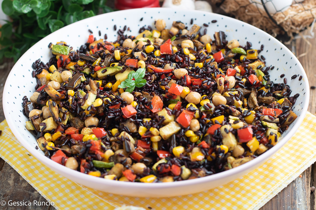 Insalata di riso nero con verdure - Ricetta con riso venere