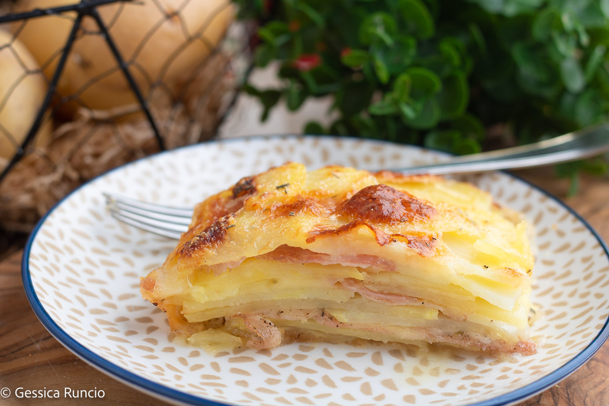 PARMIGIANA DI PATATE con prosciutto e formaggio - Ricetta