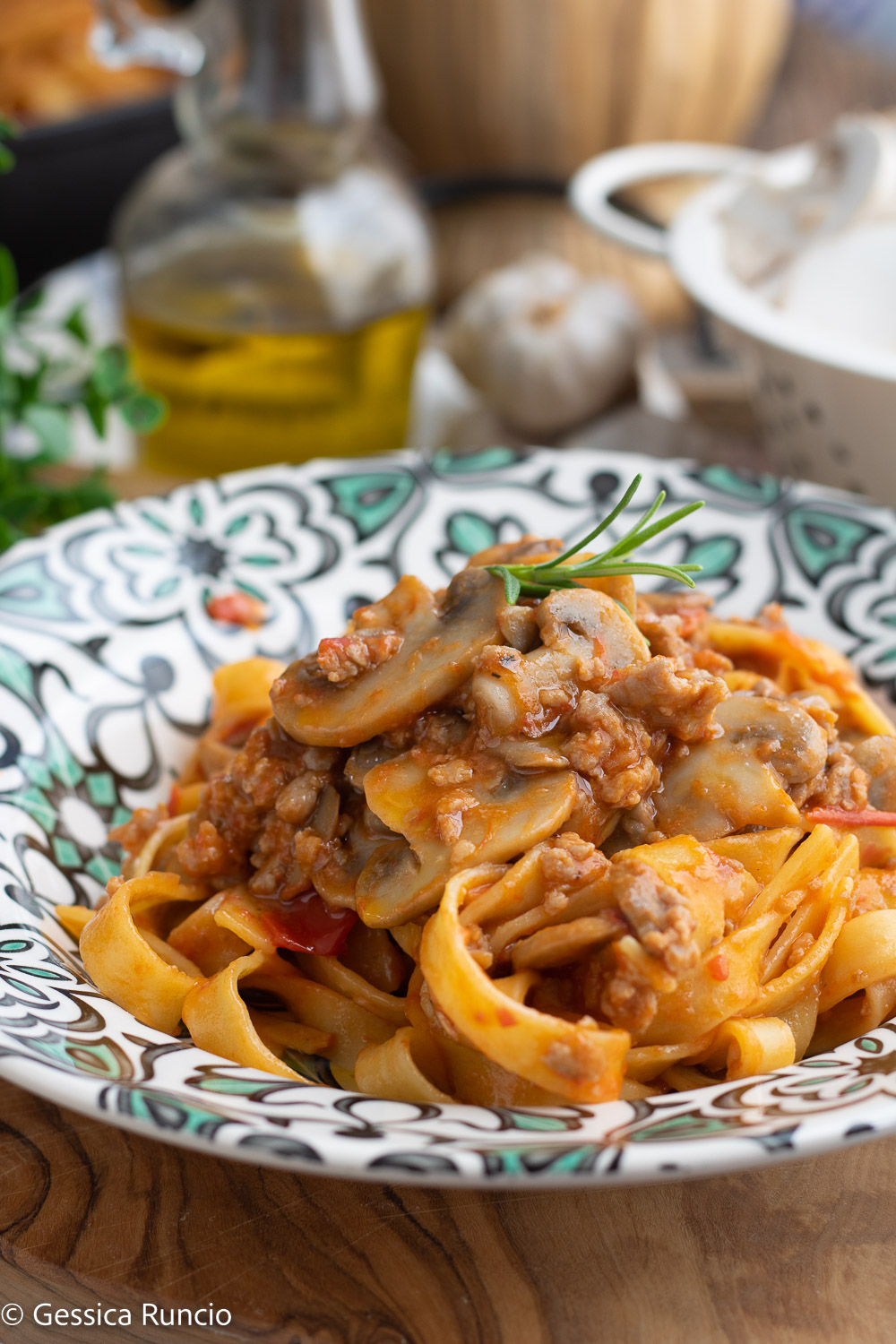 PASTA FUNGHI SALSICCIA E POMODORINI - ricetta