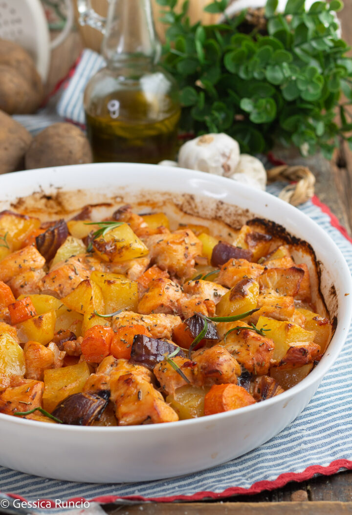 Pollo con patate e carote cotto al forno - Ricetta con petto di pollo