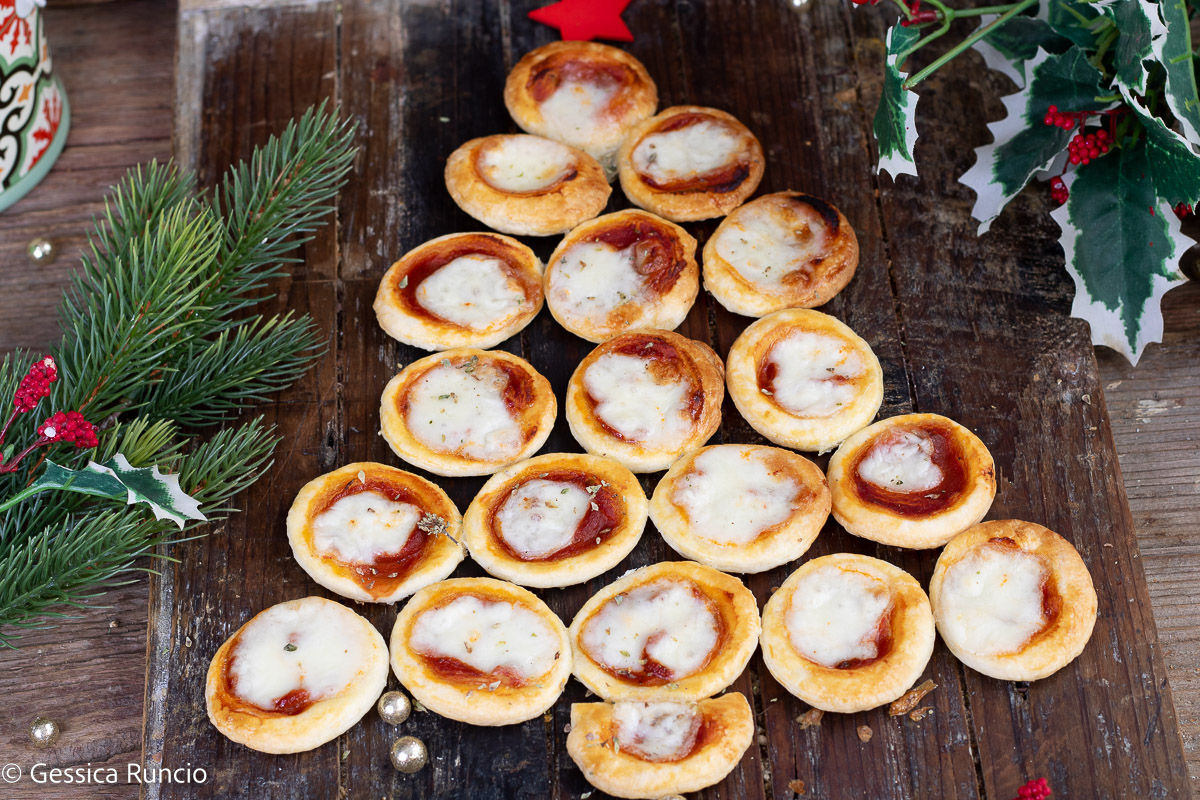 Pizzette di pasta sfoglia di Natale - Ricetta e video