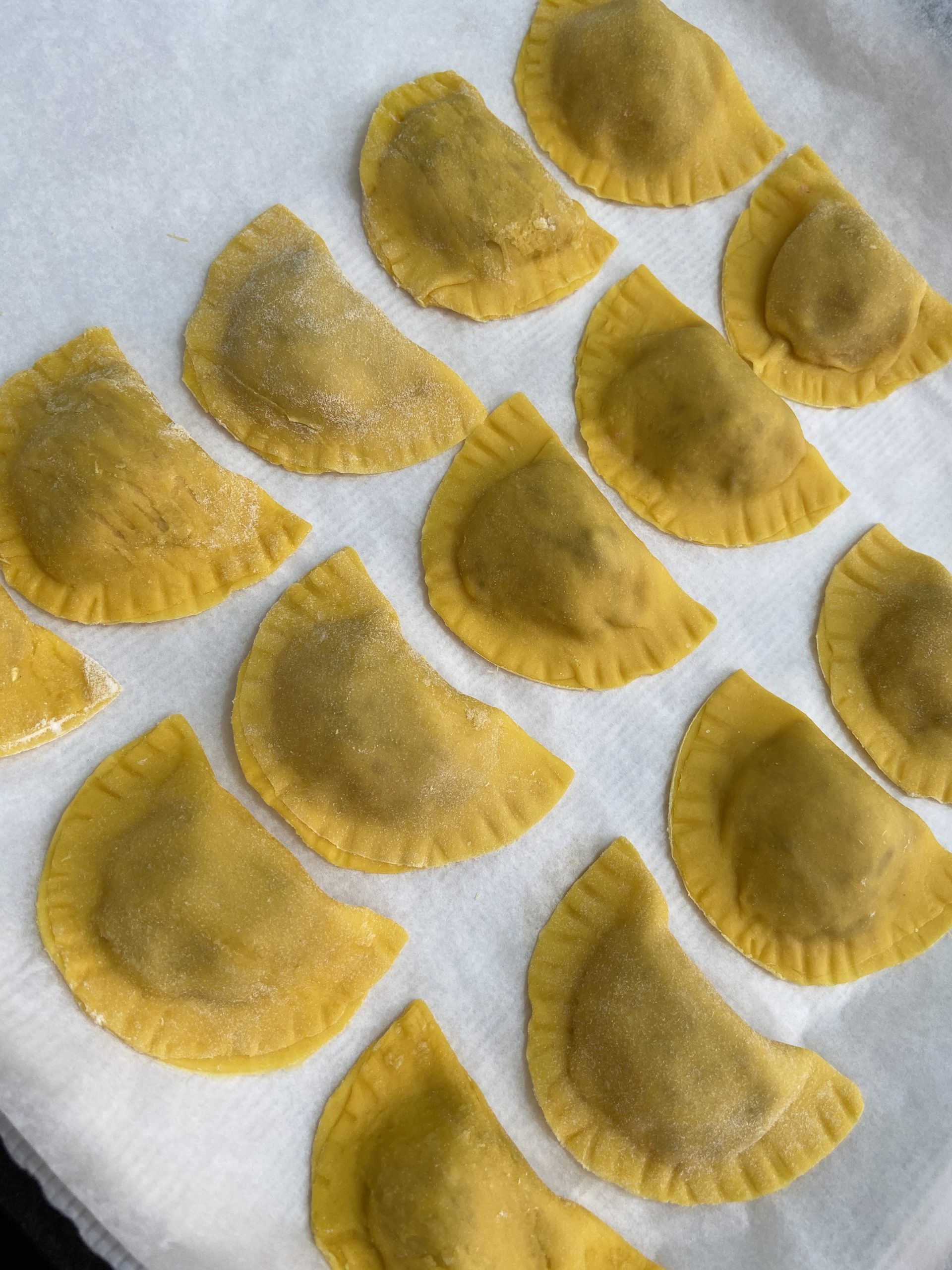 Mezzelune ripiene di ricotta e pomodorini secchi - Paprika con Lisa