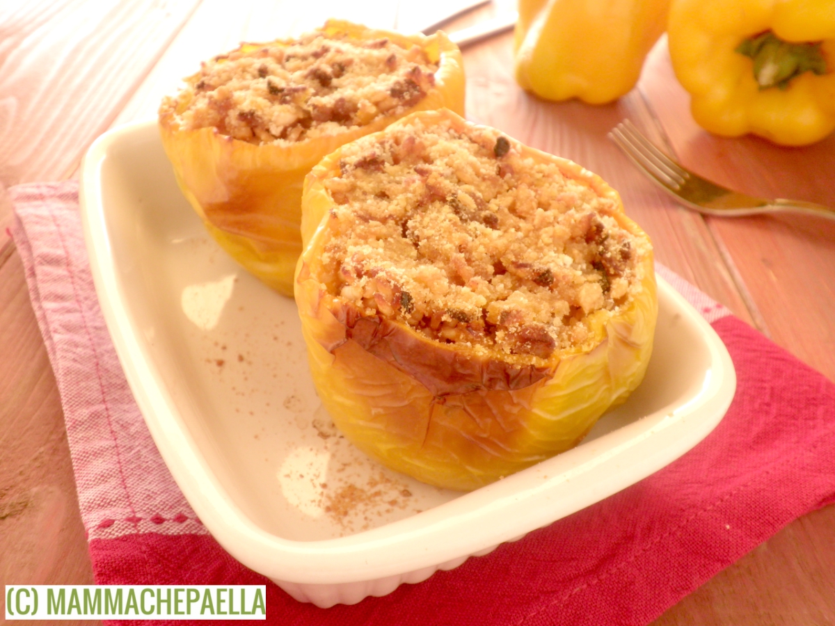 Peperoni ripieni al forno con riso e carne macinata, delizioso piatto unico