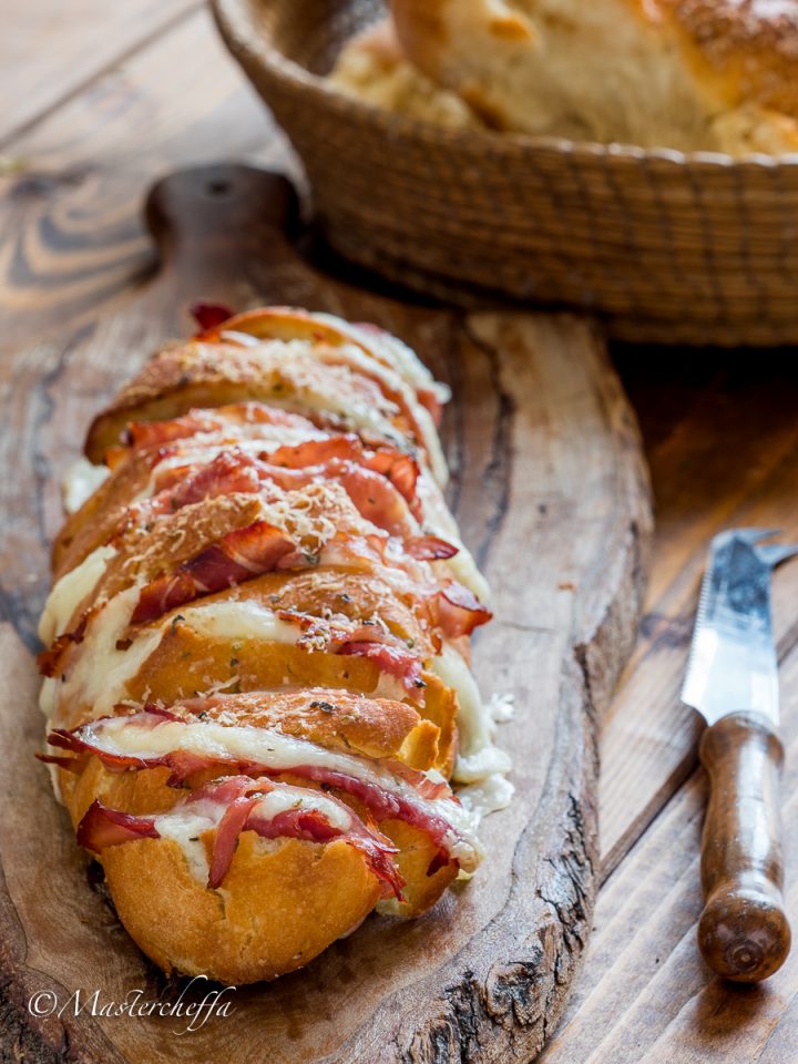 Pane farcito con prosciutto e formaggio - ricetta golosa con il pane ...