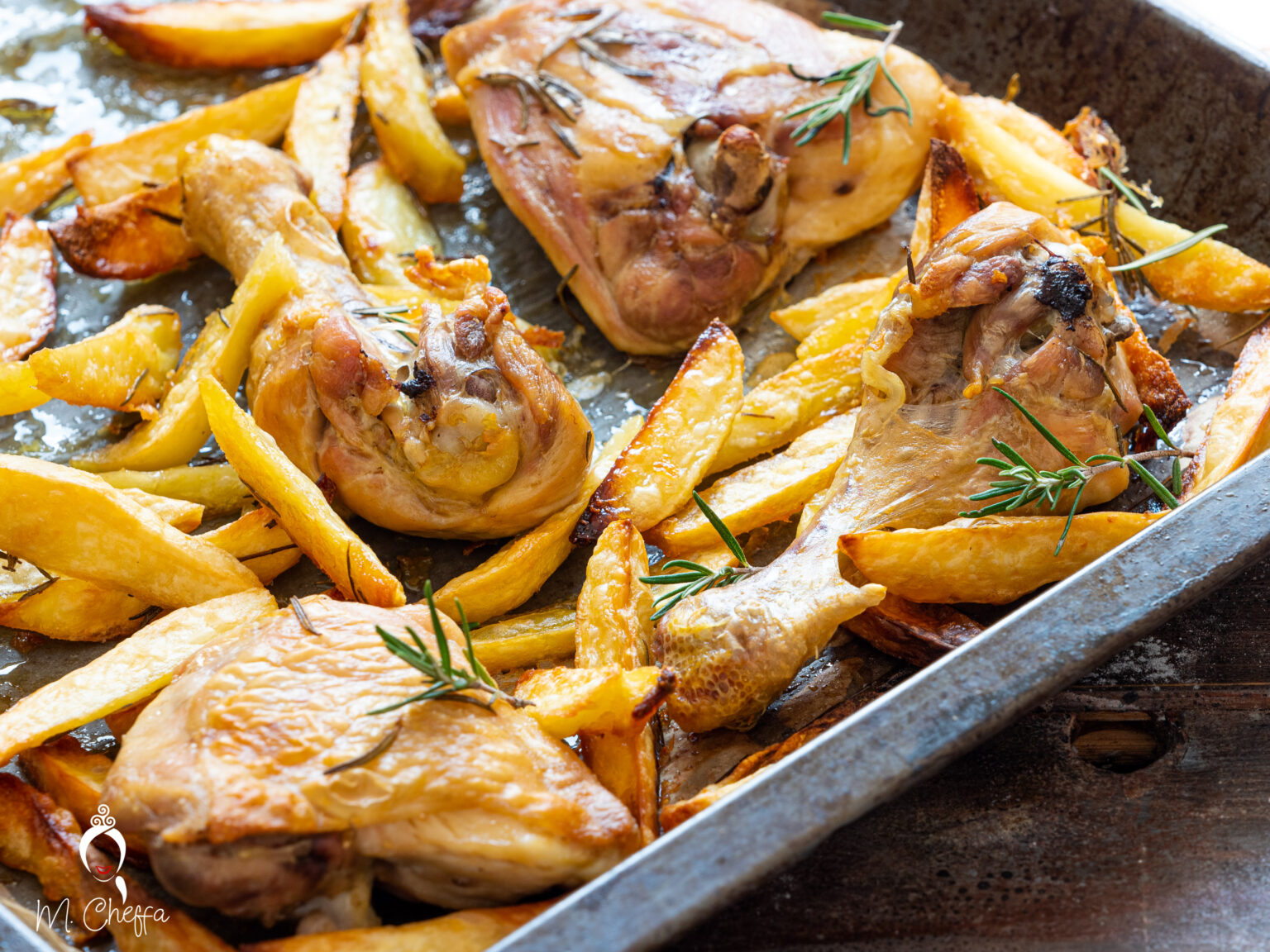 Pollo al forno con patate, ricetta tradizionale con la pelle croccante