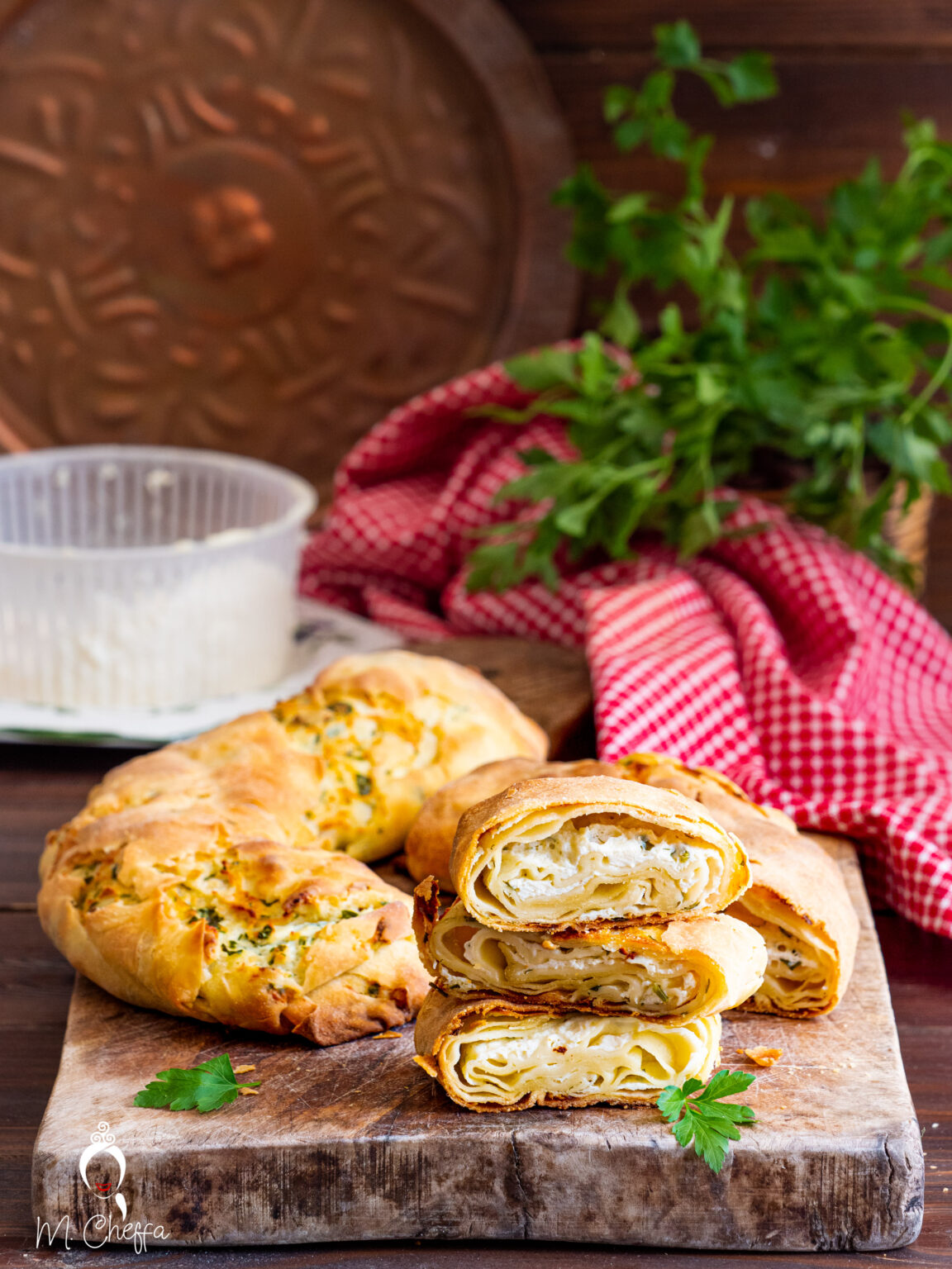 Scacce ragusane con ricotta e prezzemolo, ricetta tradizionale siciliana