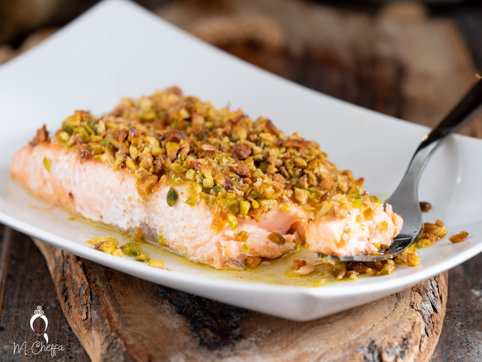 Filetto di salmone in crosta di pistacchi al forno, ricetta raffinata