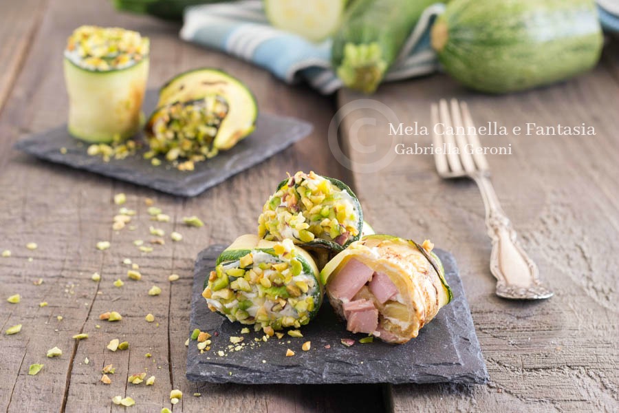 Rotolini di zucchine grigliate con Philadelphia e granella di pistacchi