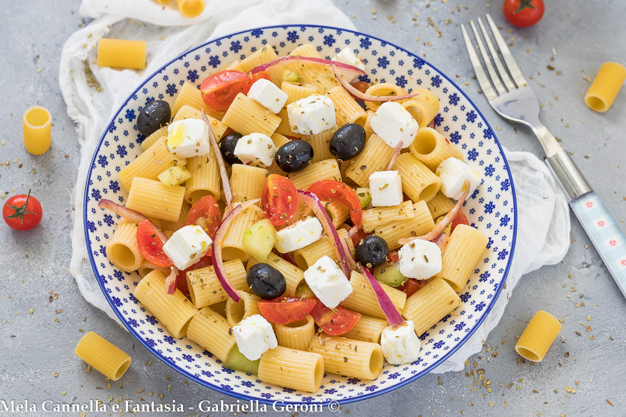 Pasta fredda alla greca con feta e olive facile e veloce