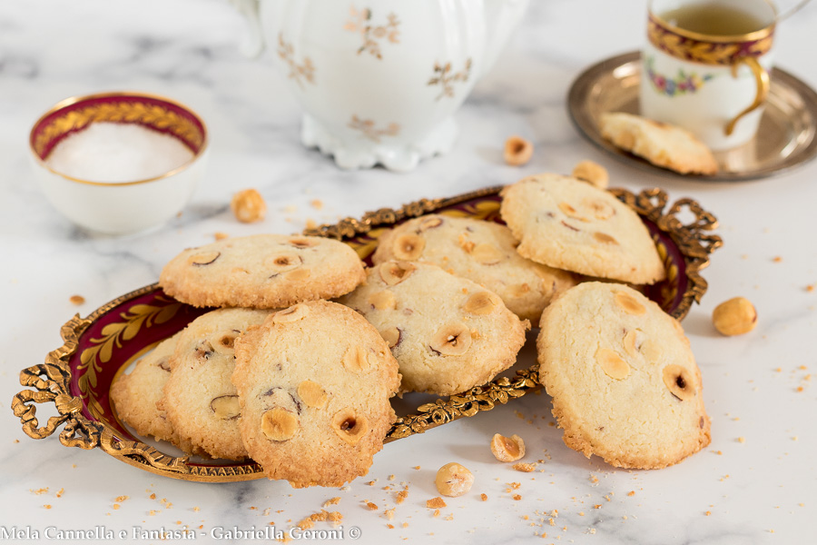 Biscotti da tè alle nocciole senza uova friabili e golosissimi