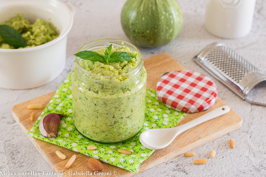 Pesto di zucchine crude con mandorle e pinoli pronto in 5 minuti!