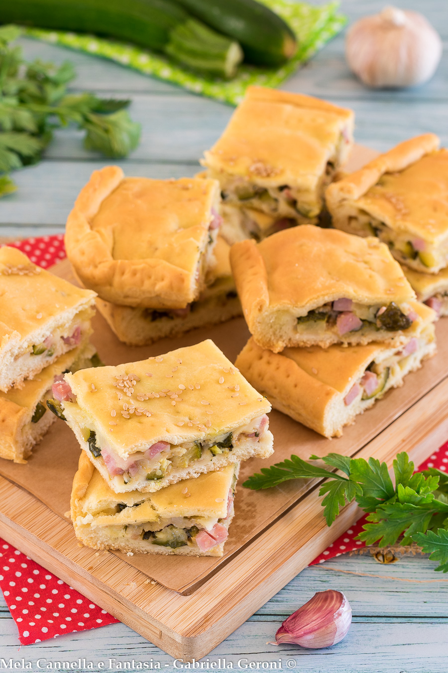 Pizza rustica ripiena con zucchine prosciutto cotto e mozzarella