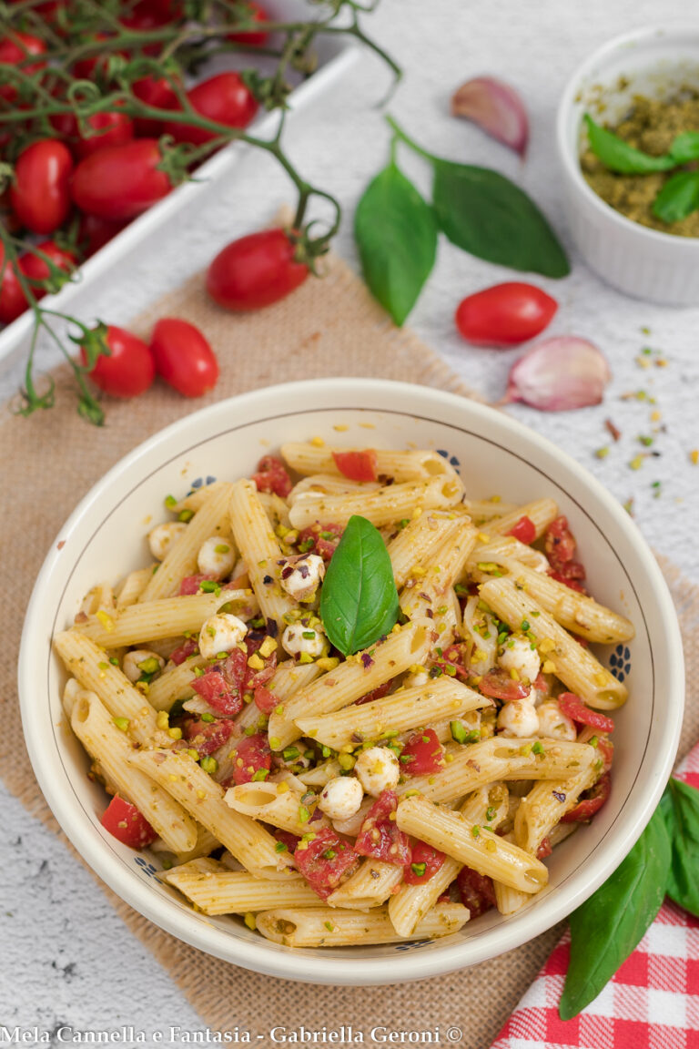 Pasta fredda con pesto di basilico pomodorini e mozzarelline