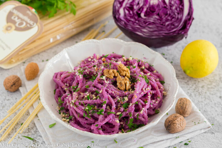 Pasta viola al pesto di cavolo rosso crudo