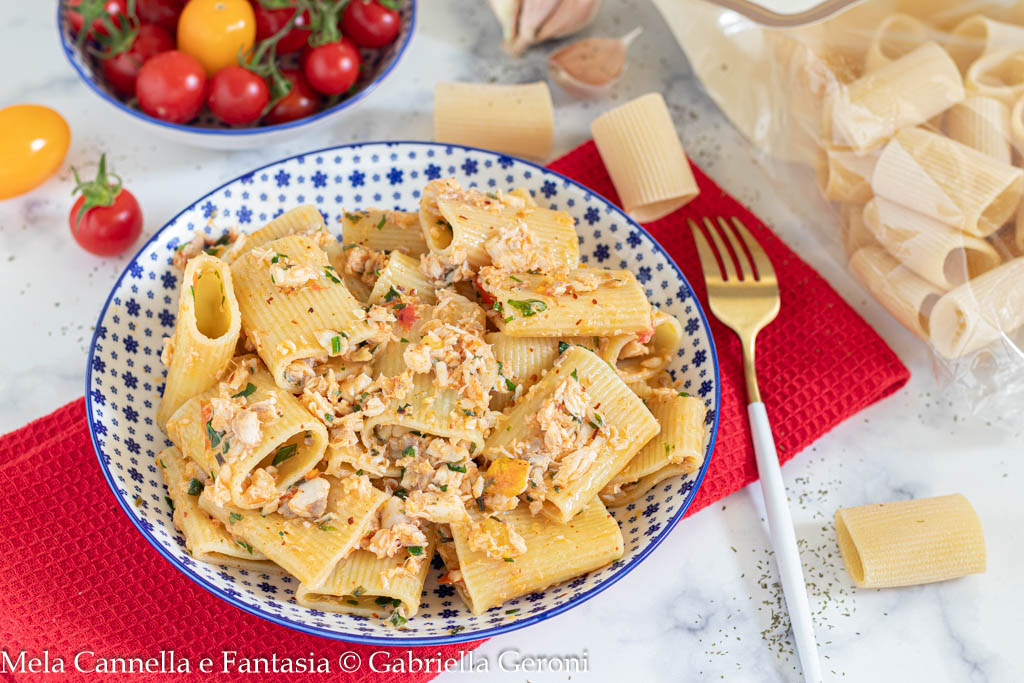 Pasta con orata in bianco e pomodorini