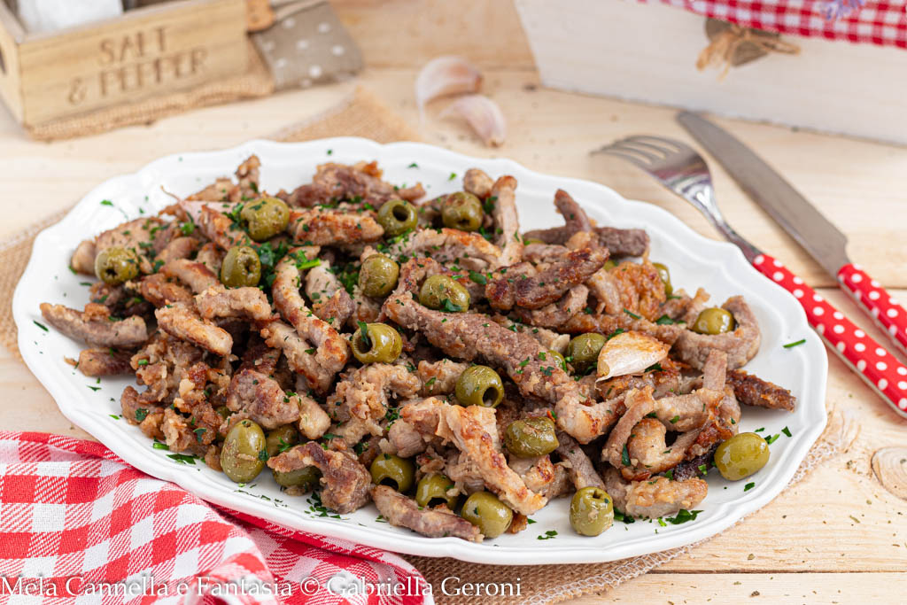 Straccetti di maiale in padella con olive
