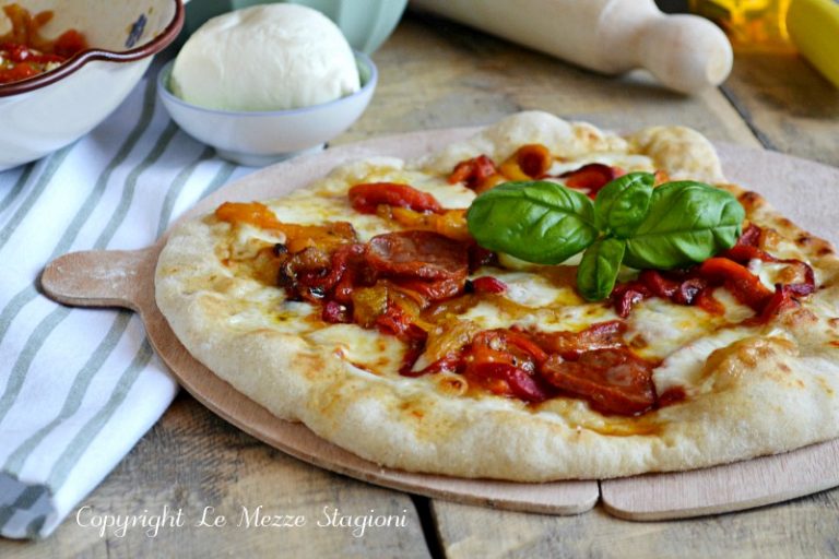 Pizza con peperoni salame piccante e provola affumicata
