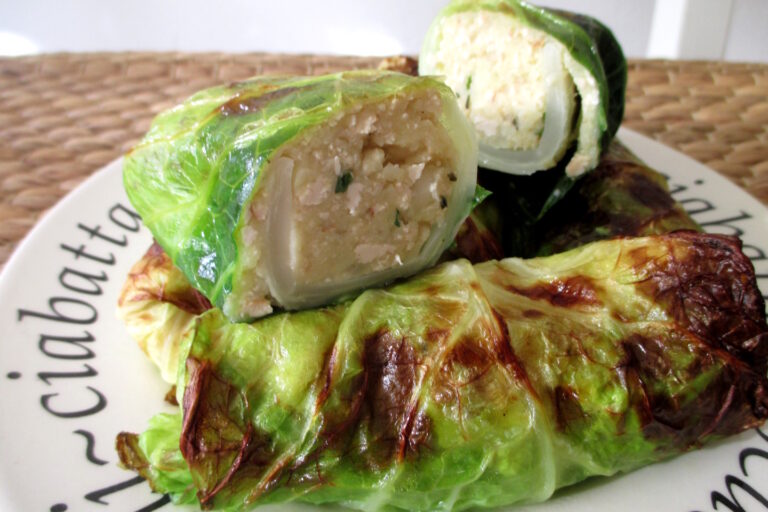 Involtini di verza vegani, con patate e tofu affumicato